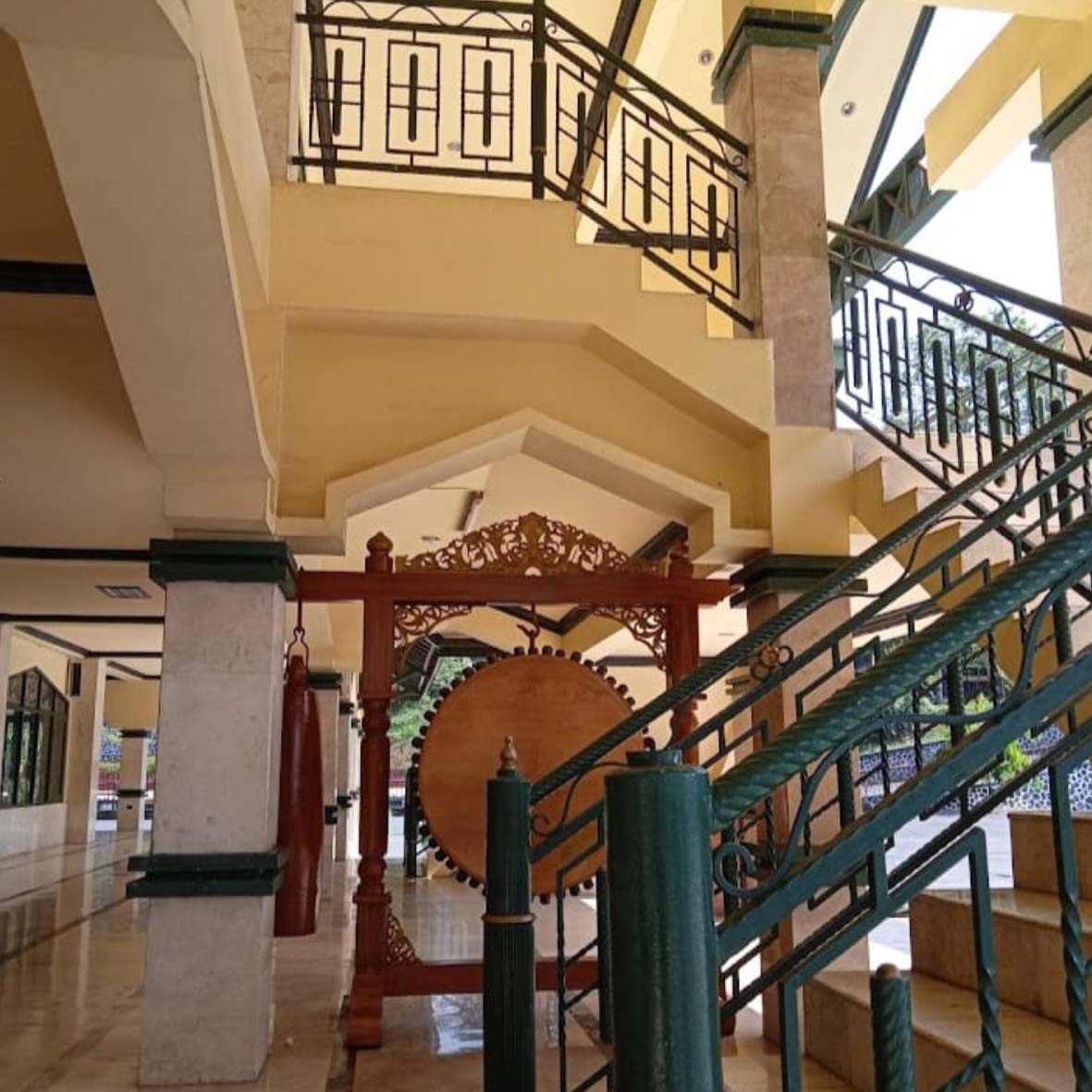 Melihat Eksterior dan Interior Masjid Raya Al Muttaqin Setukpa ...