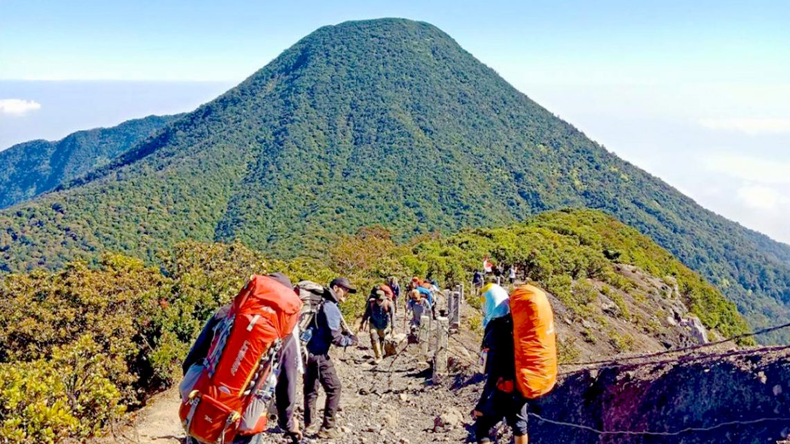 Daftar Gunung Terpopuler di Jawa Barat, Pendaki Wajib Tahu