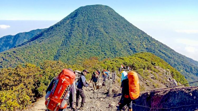 Daftar Gunung Terpopuler di Jawa Barat, Pendaki Wajib Tahu