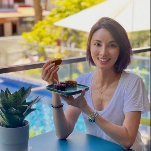 Awet cantik ala Michelle Saram, bintang film Singapura menantu ...