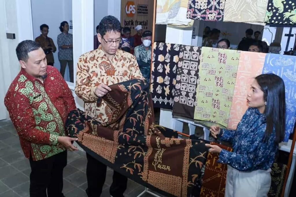Intip Rumah Batik Fractal LPS di Sukabumi, membuat karya seni dengan ...