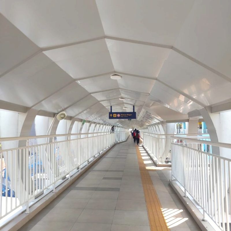Cek interior Skybridge Stasiun Paledang, penumpang KA Pangrango dari ...