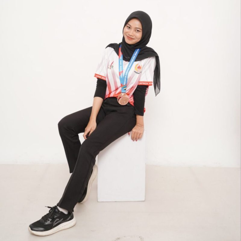 Kisah Neng Solihat, gadis asal Sukabumi yang bersinar di Indramayu ...