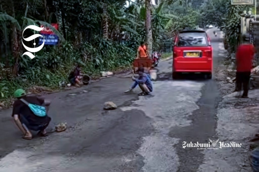 Sopir angkot di Sukabumi iuran perbaiki Jalan Kabupaten menuju tempat ...